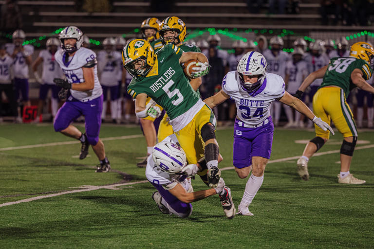 Taylor throws 4 TDs, CMR football cruises to first-round playoff win ...