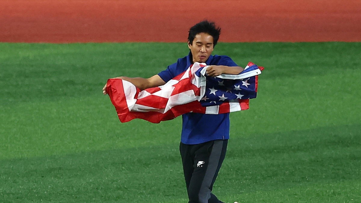 MLB: Gatecrasher at the World Series! Fan Jumps onto the Field in Game ...
