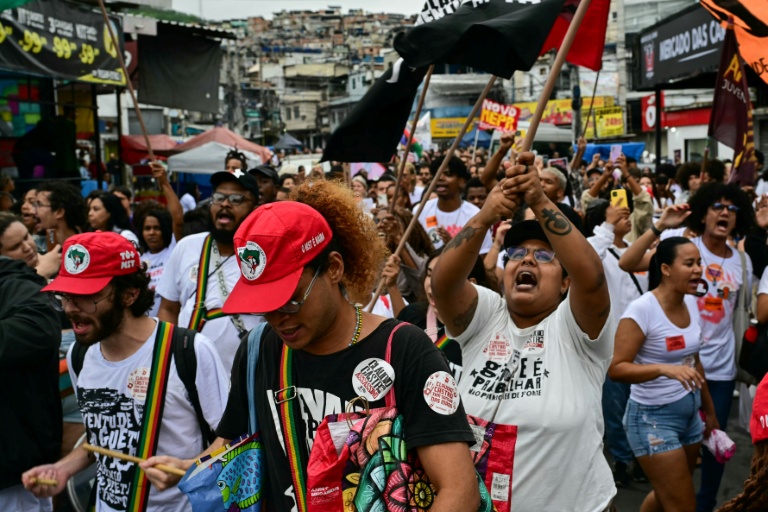 Tras el sangriento operativo, la ira toma la calle en una favela de Rio