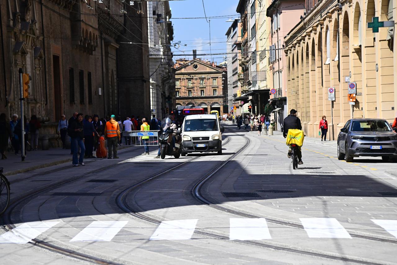 Via Ugo Bassi e il tram. Cantieri all’incrocio con via Marconi. Ecco ...