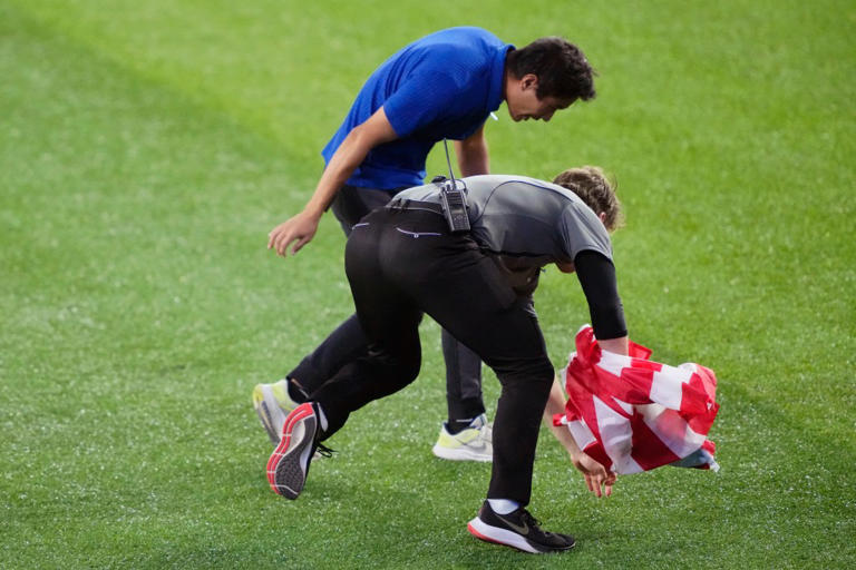 Fan runs onto field with American flag to delay World Series Game 6