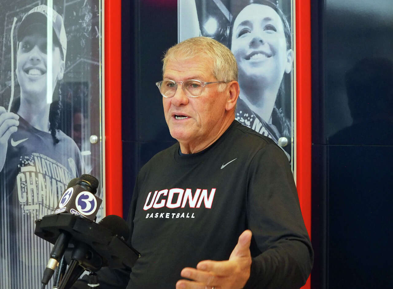 Anthony: Trip to U.S. Naval Academy has special meaning for Geno Auriemma