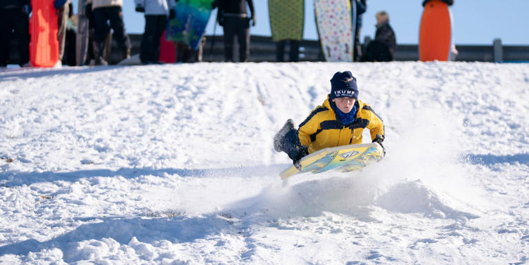 Scivolare sulla pala da neve: lo strano sport dello shovel racing