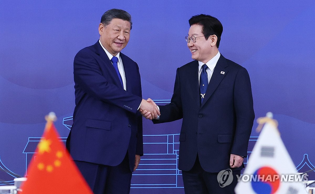 (Lead) Lee to make state visit to China next week for summit with Xi ...