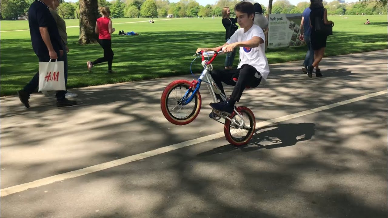 Mini bike wheelies turn into a wild street session