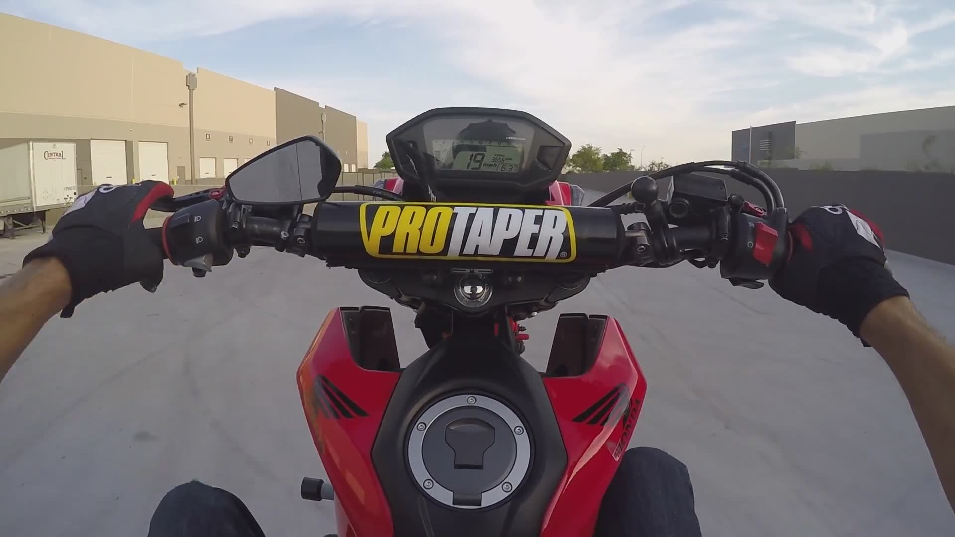 Honda Grom performs 12 o'clock wheelies with precision