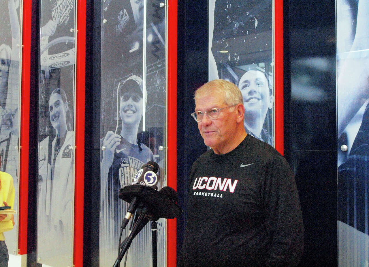 Anthony: Trip to U.S. Naval Academy has special meaning for Geno Auriemma