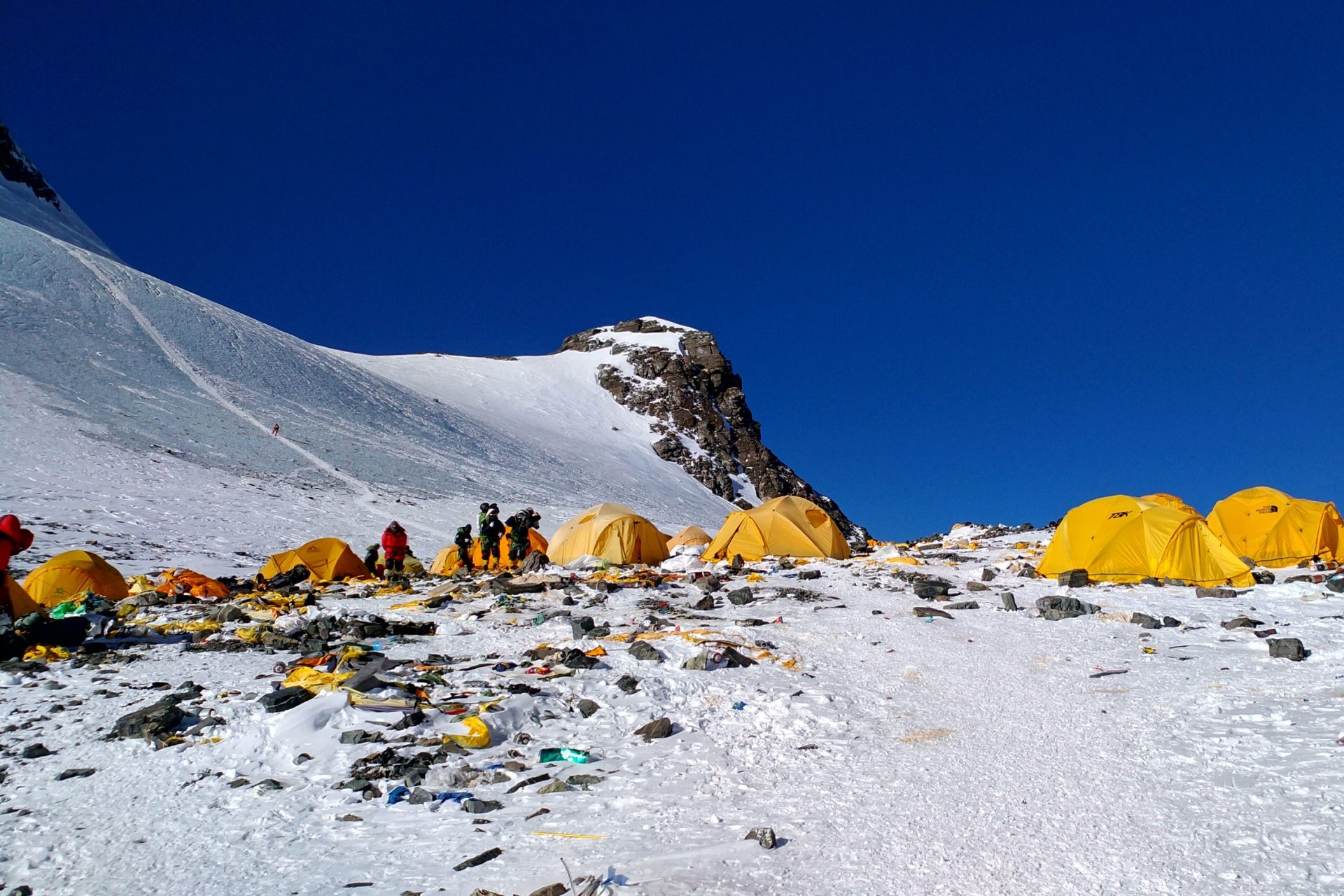 L'Everest est en proie à une crise écologique et sanitaire à ciel ouvert