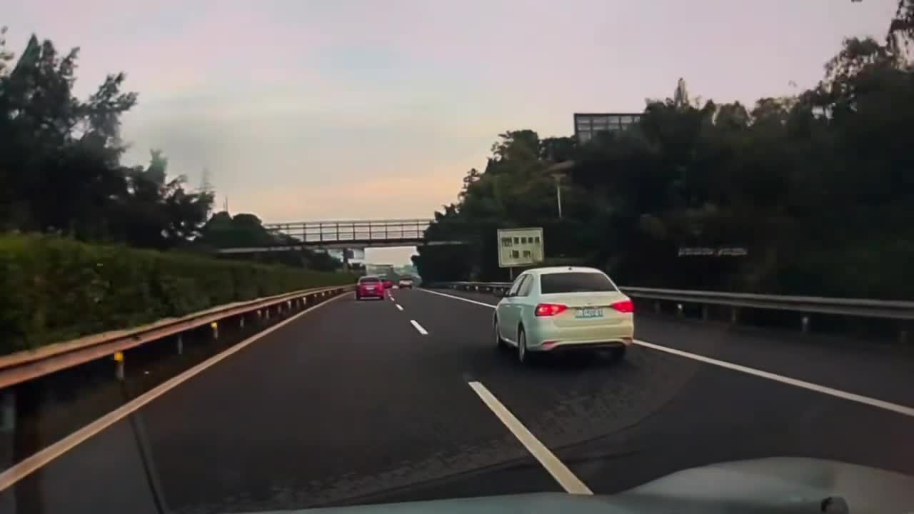 White car sideswipes multiple vehicles in Luzhou, China