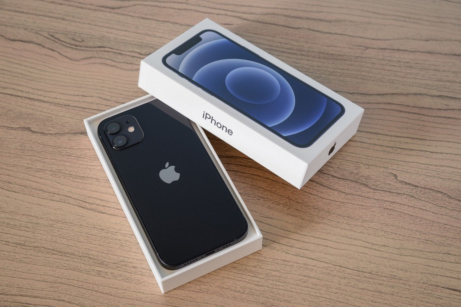 Γιατί αποσύρεται το iPhone 12 από την ελληνική αγορά