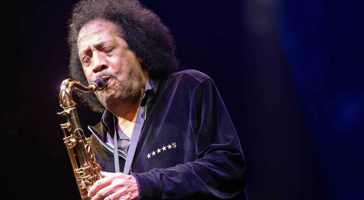 Napoli-Como, omaggio a James Senese nel pre partita: l'abbraccio dello ...