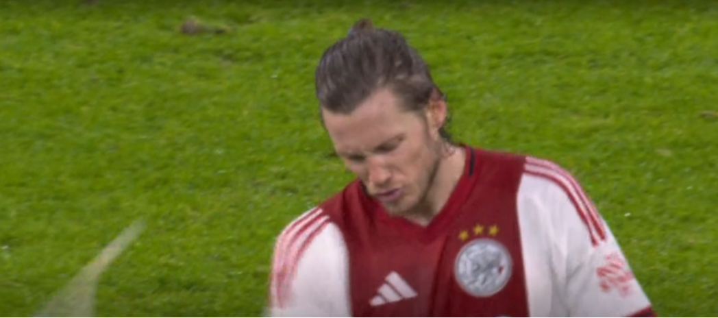 Frustratie bij Ajax: Weghorst maakt wegwerpgebaar, Gloukh ruziet