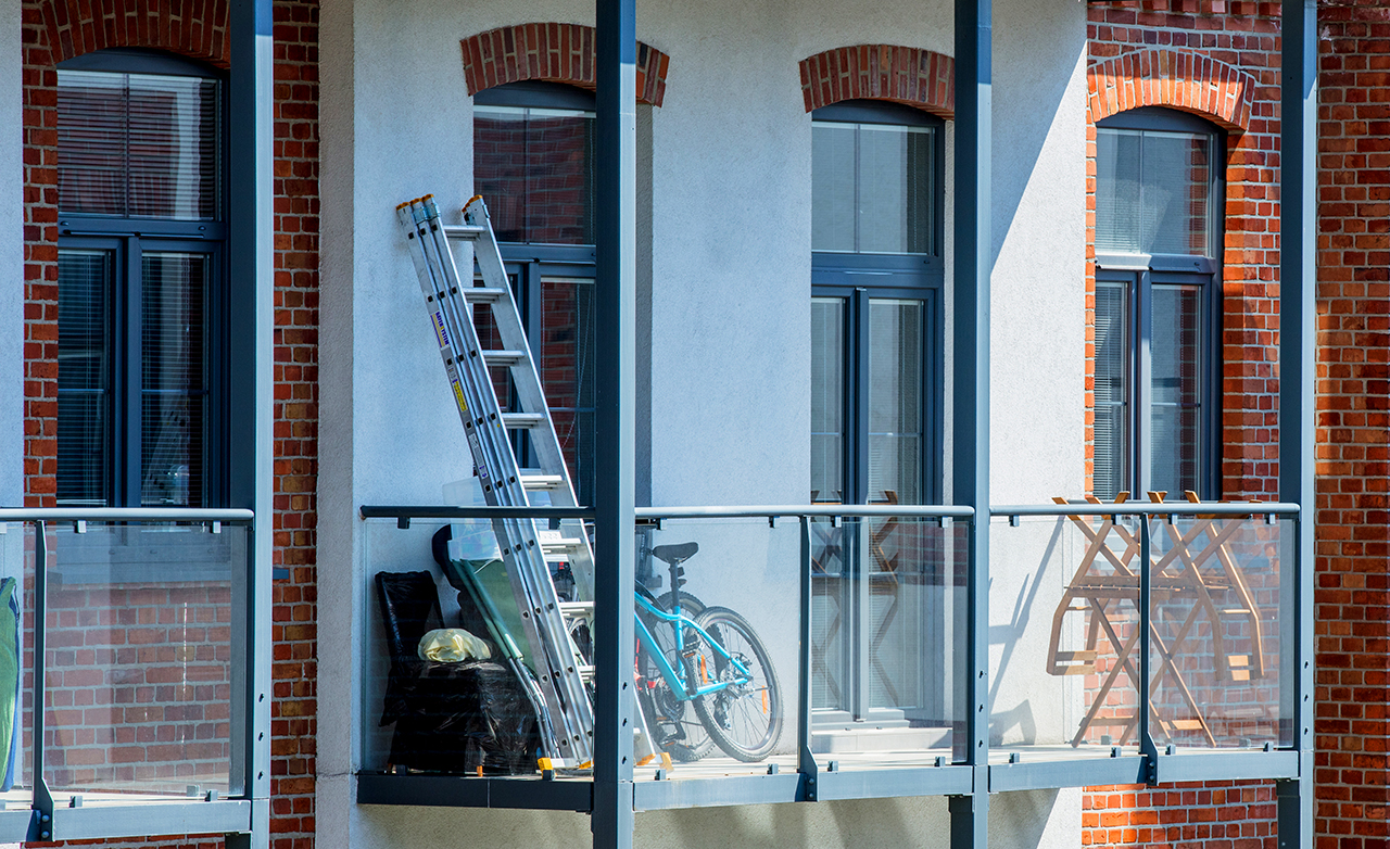 Balcon : ces objets interdits par la loi qui pourraient vous coûter ...
