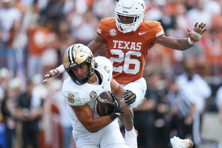 No. 20 Texas jumps to big lead, holds off No. 9 Vanderbilt 34-31
