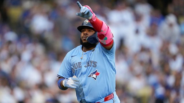 Blue Jays’ Guerrero Jr. dons Marie-Philip Poulin jersey ahead of Game 7