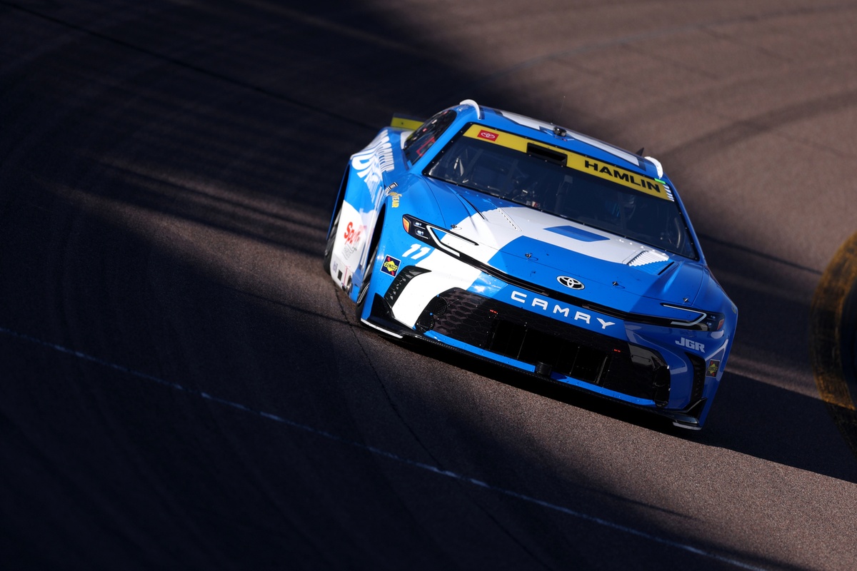 Denny Hamlin logra la pole para la final de la temporada 2025 de NASCAR ...