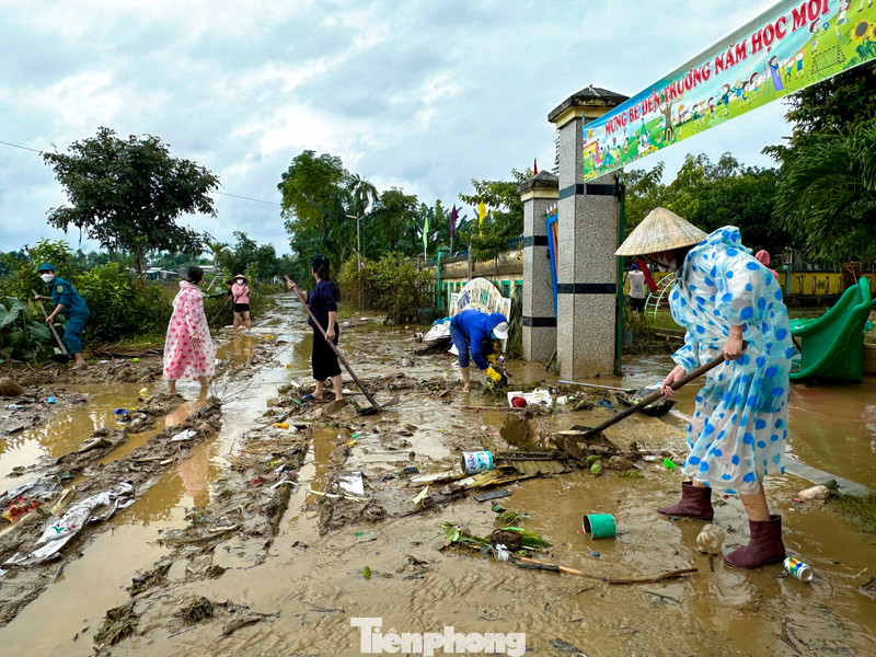 Trường học Đà Nẵng vẫn ngổn ngang bùn đất, lo lắng mưa lũ trở lại