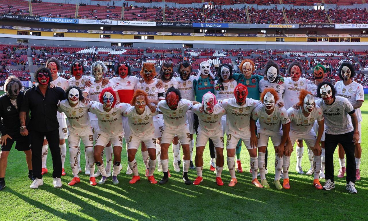 Toluca sale a la cancha con máscaras de monstruos como aquel mítico ...