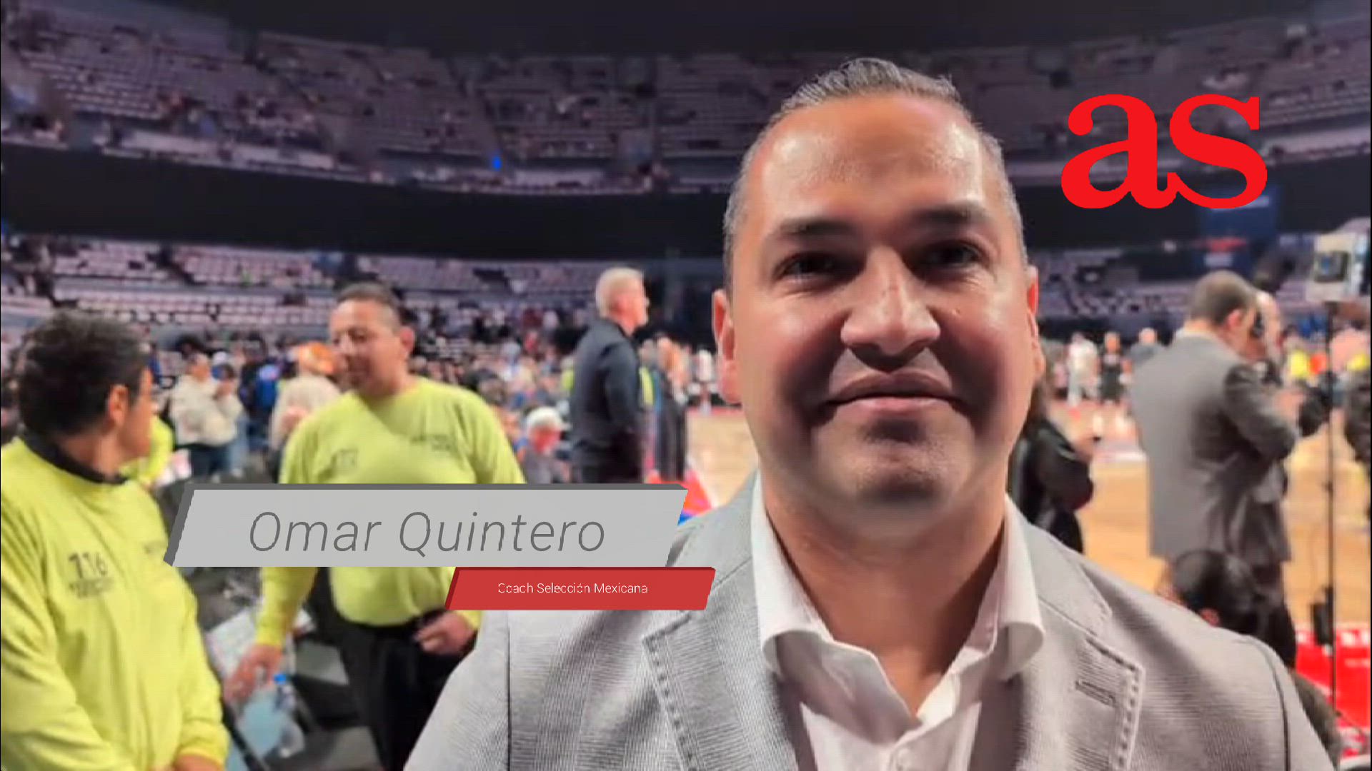 Omar Quintero le explica a Shaw Marion quién es Karim López