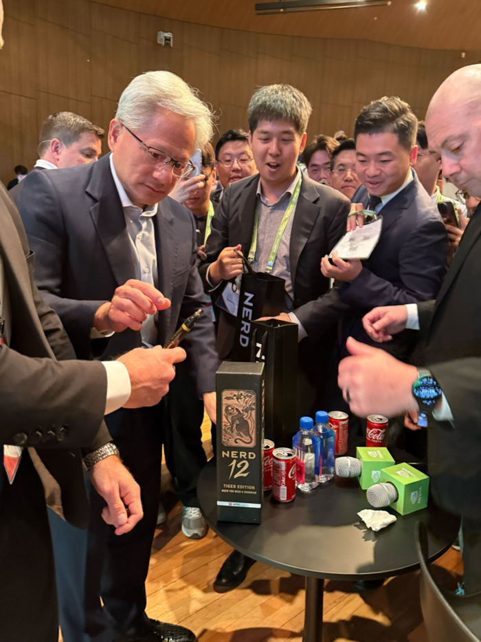 젠슨황 사로잡은 K전통주…‘깐부치킨’ 이은 APEC ‘잇템’