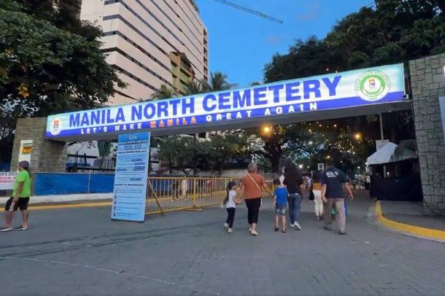 Early visitors flock to Manila North Cemetery on All Souls' Day