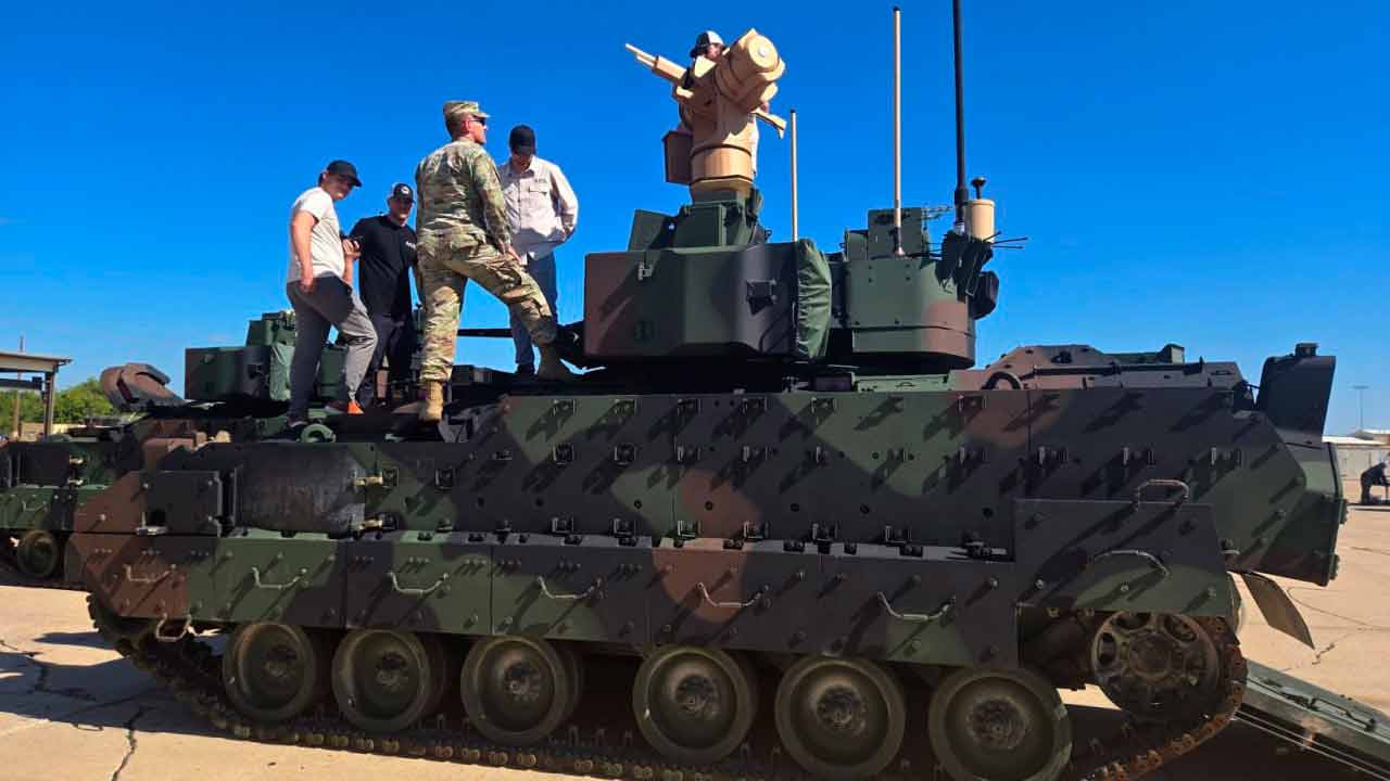Az Egyesült Államok a Bullfrog géppuskát teszteli az Abrams és Bradley ...