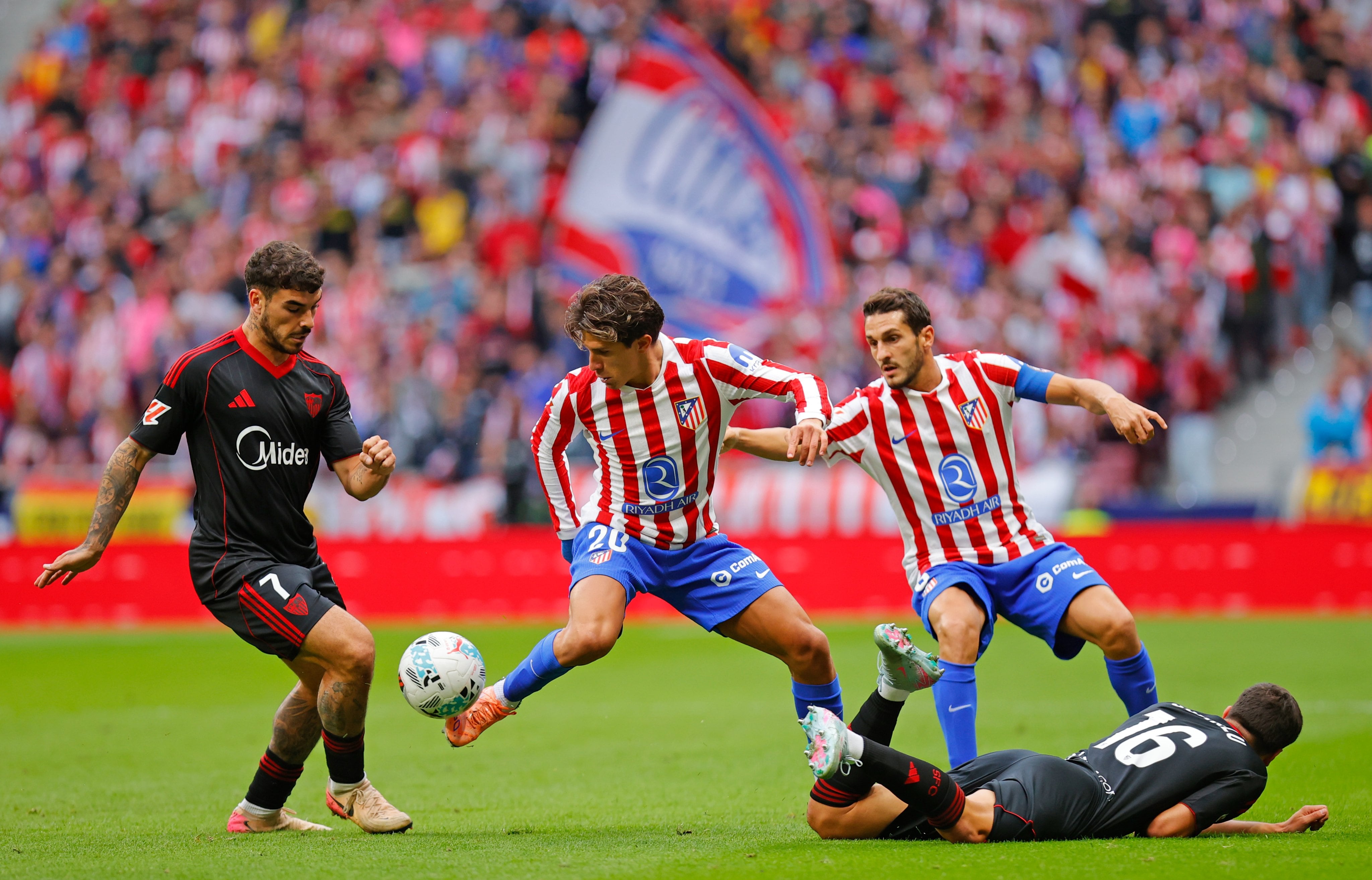 Con Gabriel Suazo como titular: el Atlético de Madrid golea al Sevilla ...