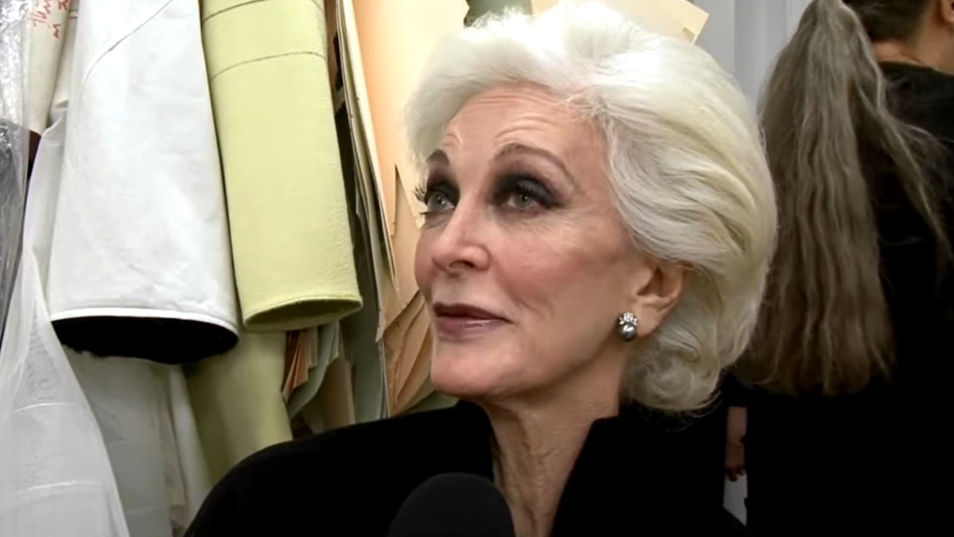 Modelka Carmen Dell'Orefice ve svých 94 letech fascinuje svět módy.