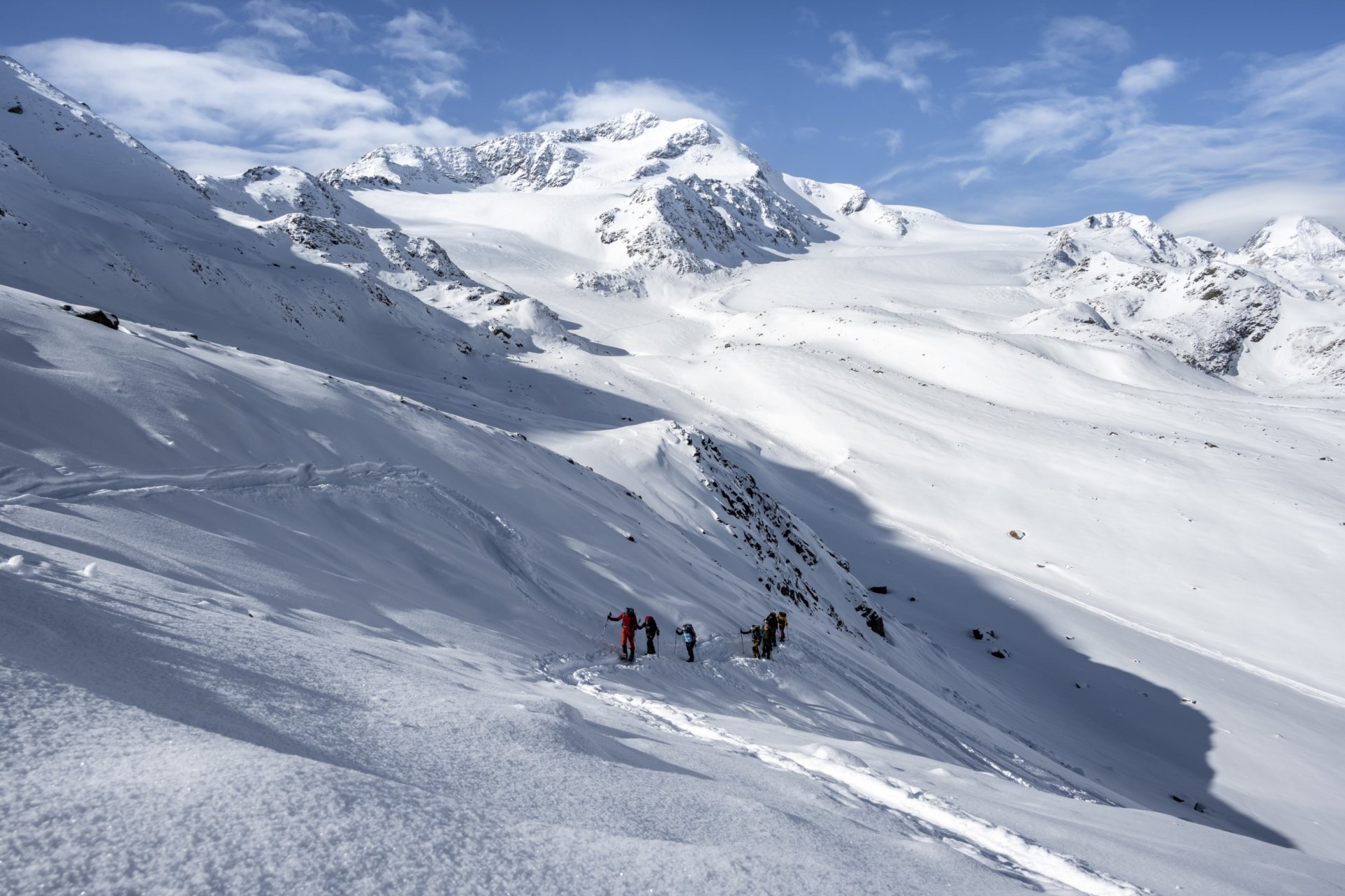 Three people killed and two missing after avalanche