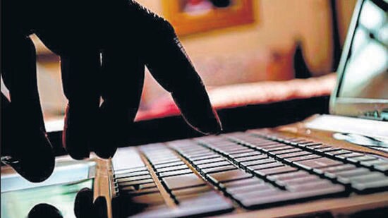 Fake call centre busted in south Delhi, couple among 5 held for duping ...