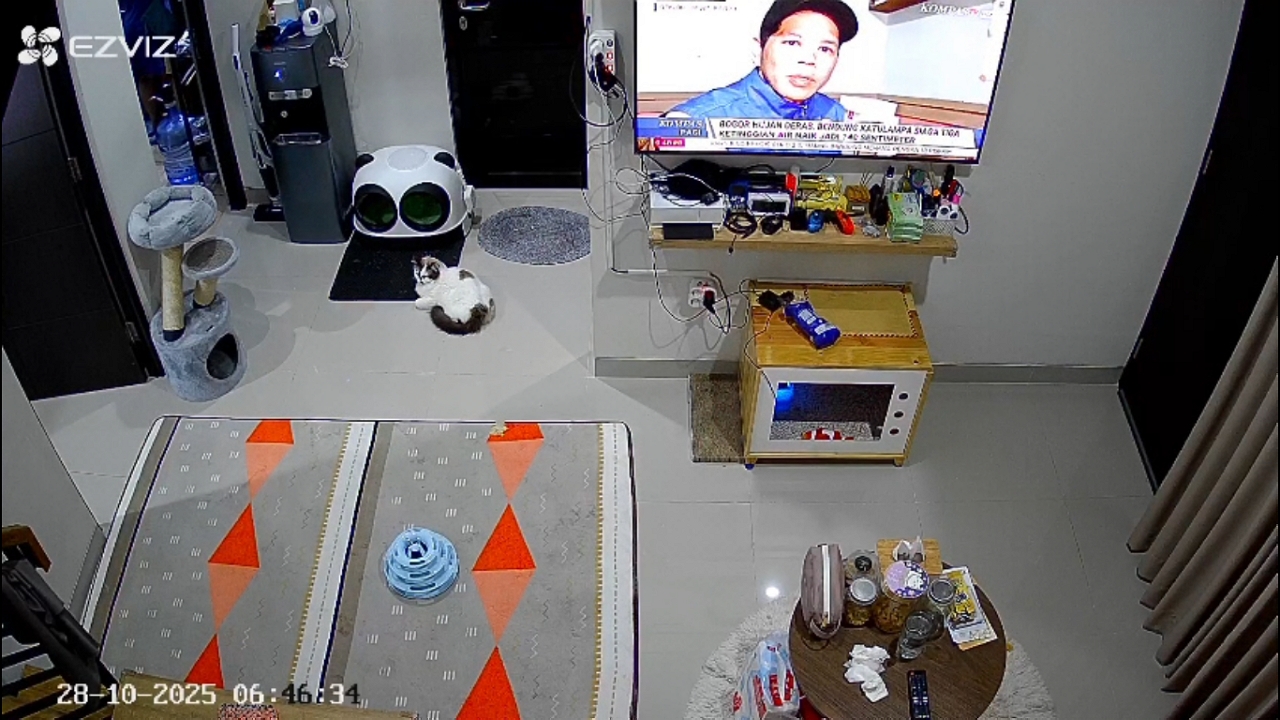Gas cylinder explosion caught on security camera in Bogor, Indonesia