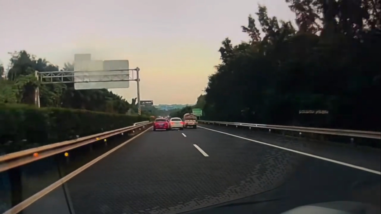 White car sideswipes multiple vehicles in Luzhou, China