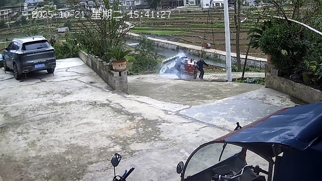 Tractor loses control and falls into ravine in Guizhou, China