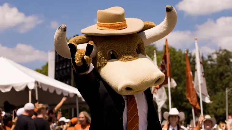 Texas fans hit Vanderbilt QB Diego Pavia with 'overrated' chant