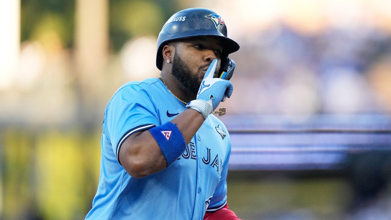 Blue Jays’ Guerrero Jr. dons Marie-Philip Poulin jersey ahead of Game 7