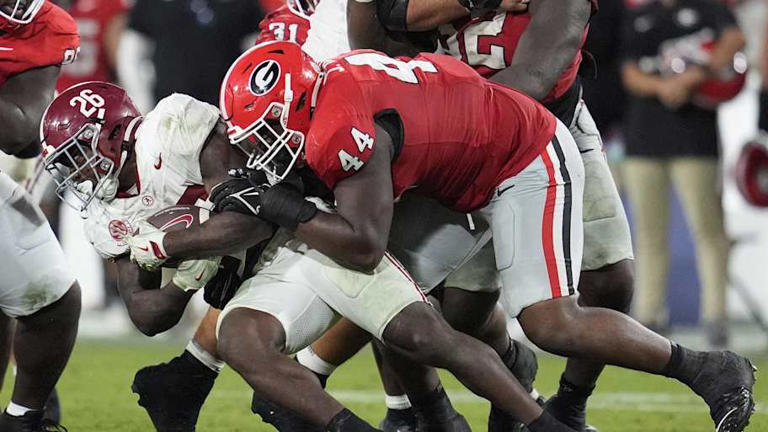 BREAKING: Georgia Bulldogs Defensive Lineman Suffers Injury Against ...