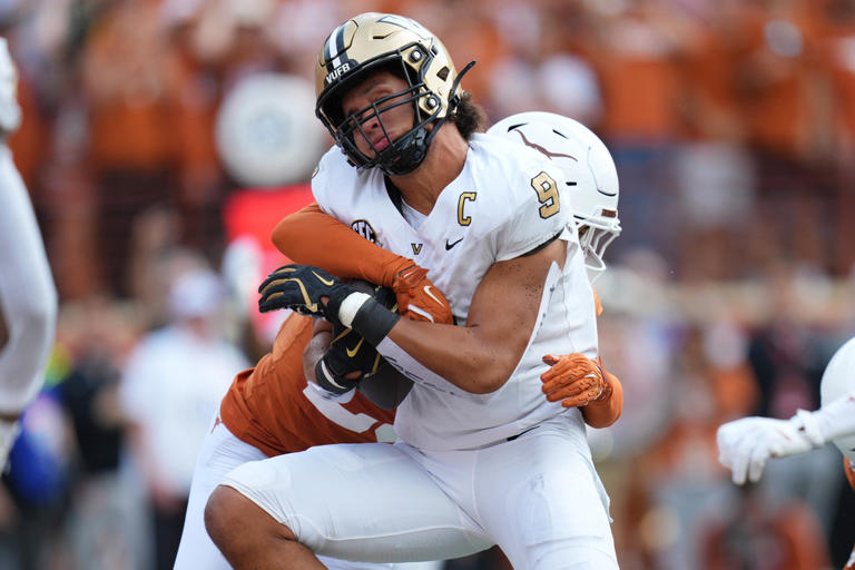 No. 20 Texas jumps to big lead, holds off No. 9 Vanderbilt 34-31