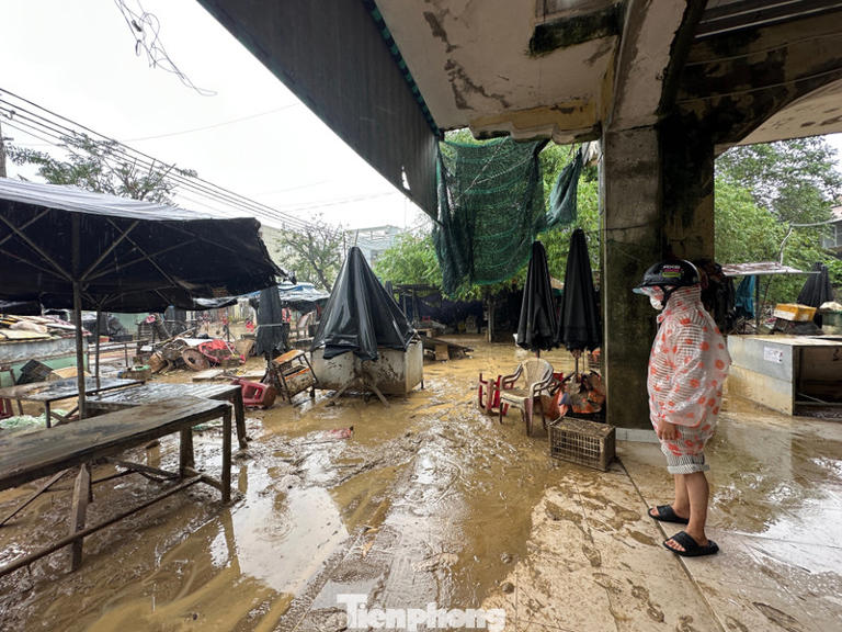 Trường học Đà Nẵng vẫn ngổn ngang bùn đất, lo lắng mưa lũ trở lại