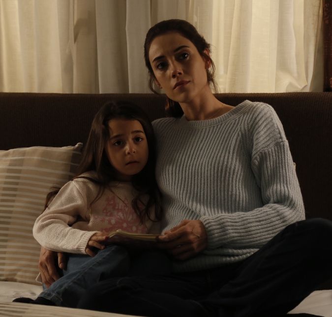 Zeynep e Gonul observam a cena caladas. Veja o resumo dos capítulos de Mãe