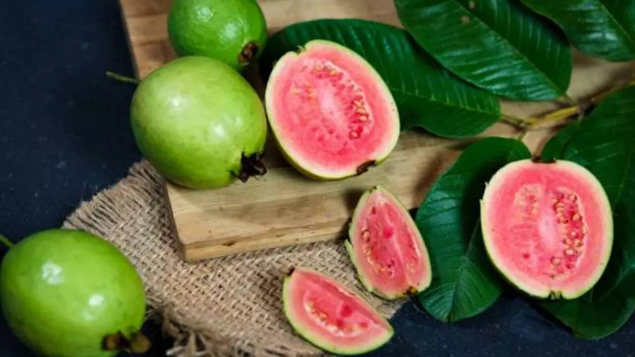 7 reasons to eat 1 guava daily for breakfast and 3 easy recipes