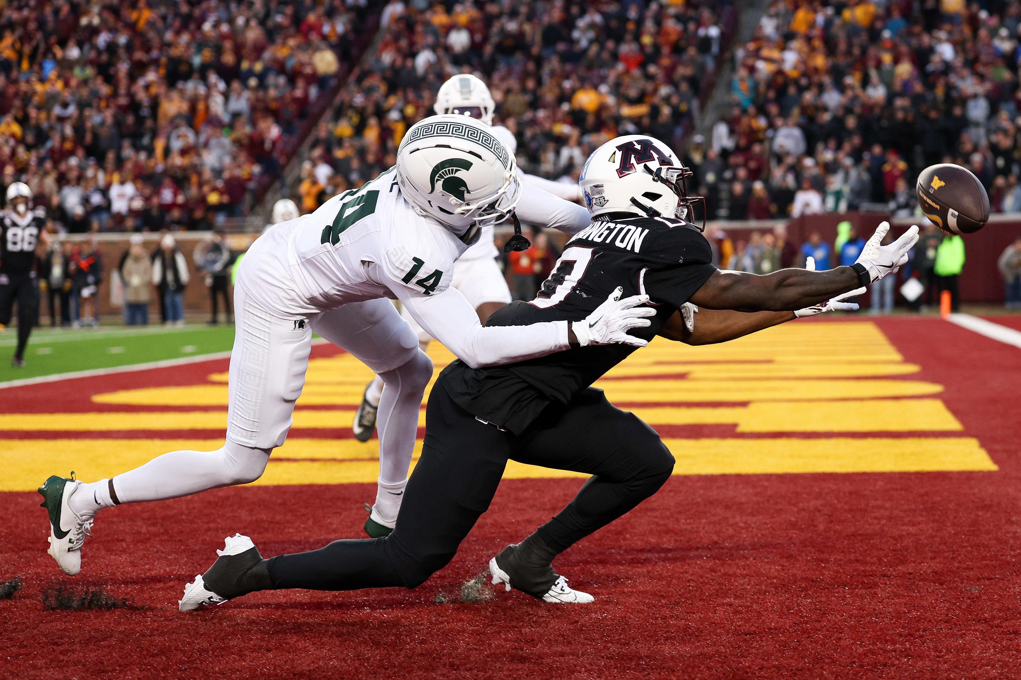 Fans, media react to questionable calls, frustrating MSU loss at Minnesota