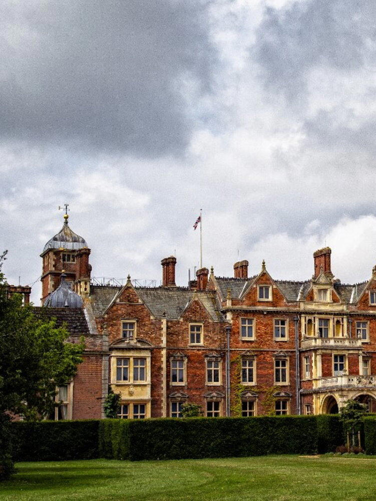 Sandringham o Abu Dhabi, Andrea cerca la nuova casa