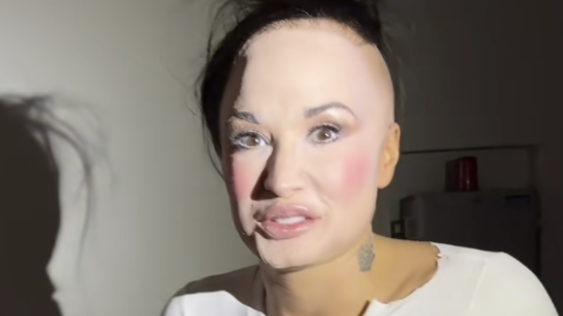 "¿Esa no es ella?": Demi Lovato se burla (brillantemente) de sí misma.