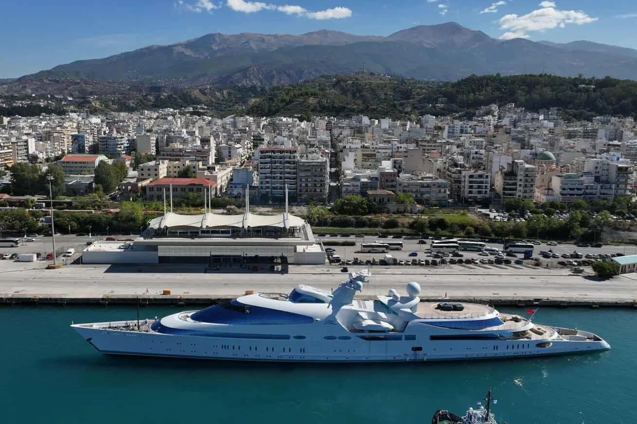 Η θαλαμηγός «Yas» του Εμίρη των ΗΑΕ στην Πάτρα: Τους άρεσε η πόλη κι ...