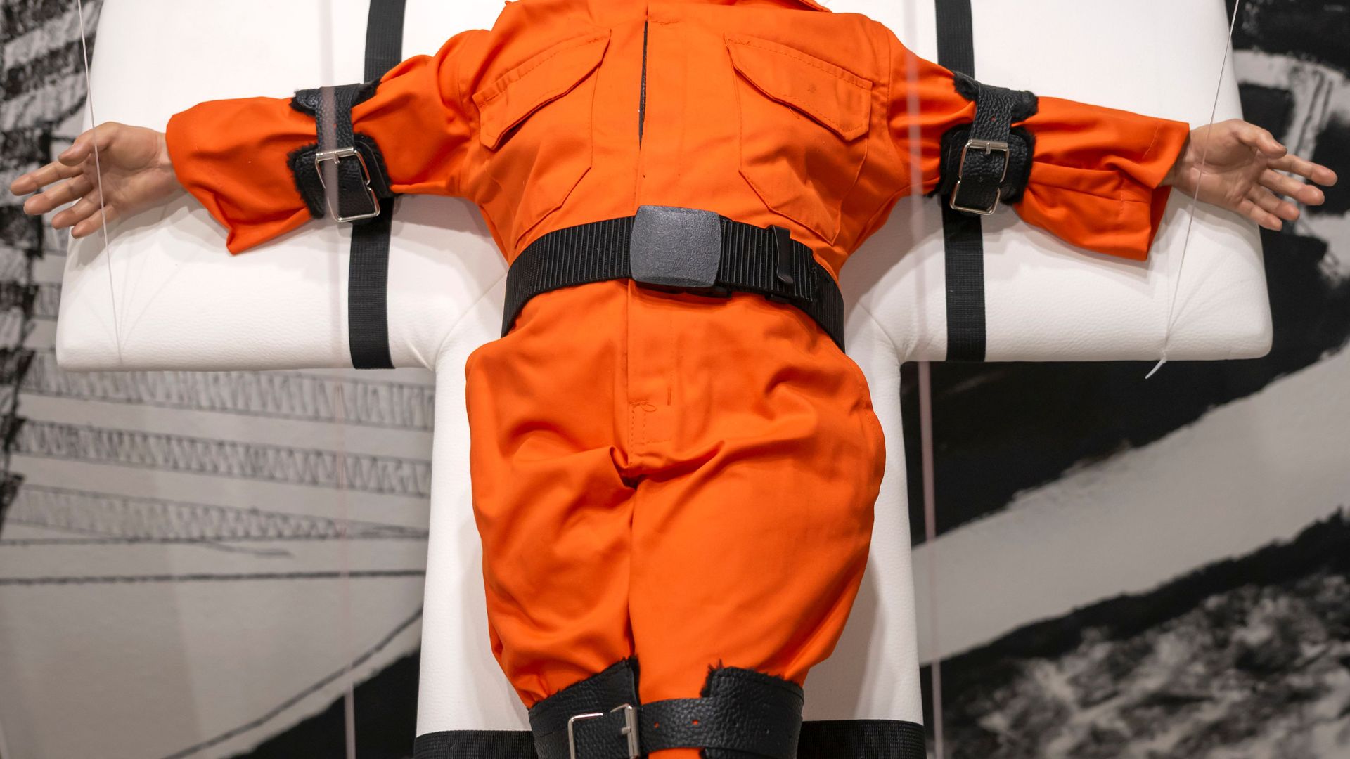 Basel: Künstler Mason Storm zeigt Skulptur von gekreuzigtem Trump