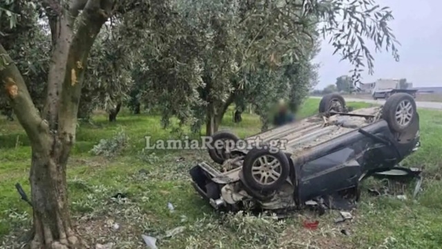 Θανατηφόρο τροχαίο στη Λοκρίδα: Αυτοκίνητο "καρφώθηκε" σε ελιά - Δύο ...