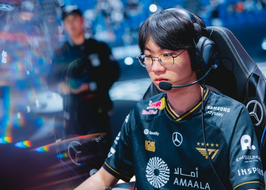 T1, TES 압도하며 4강 1세트 가져가 [롤드컵]