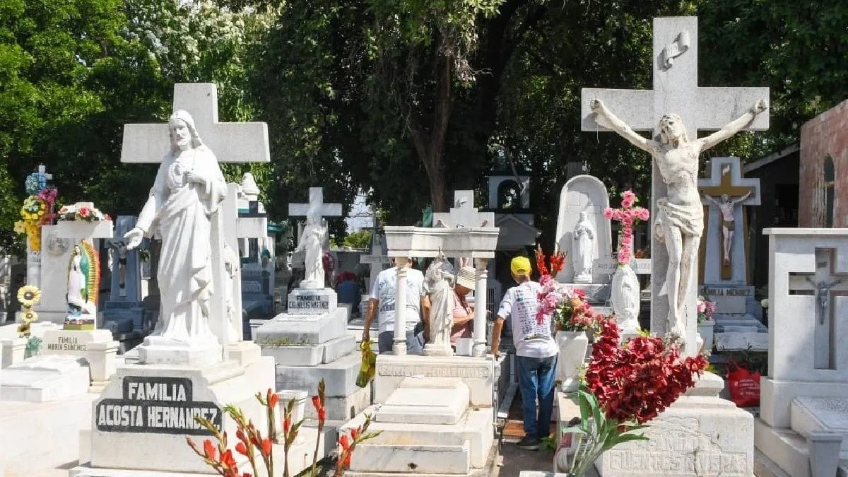 Entre flores y dolor: Sinaloa recuerda a sus muertos y anhela paz