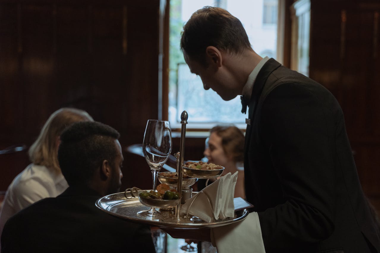 15 restaurant ordering habits that make servers roll their eyes