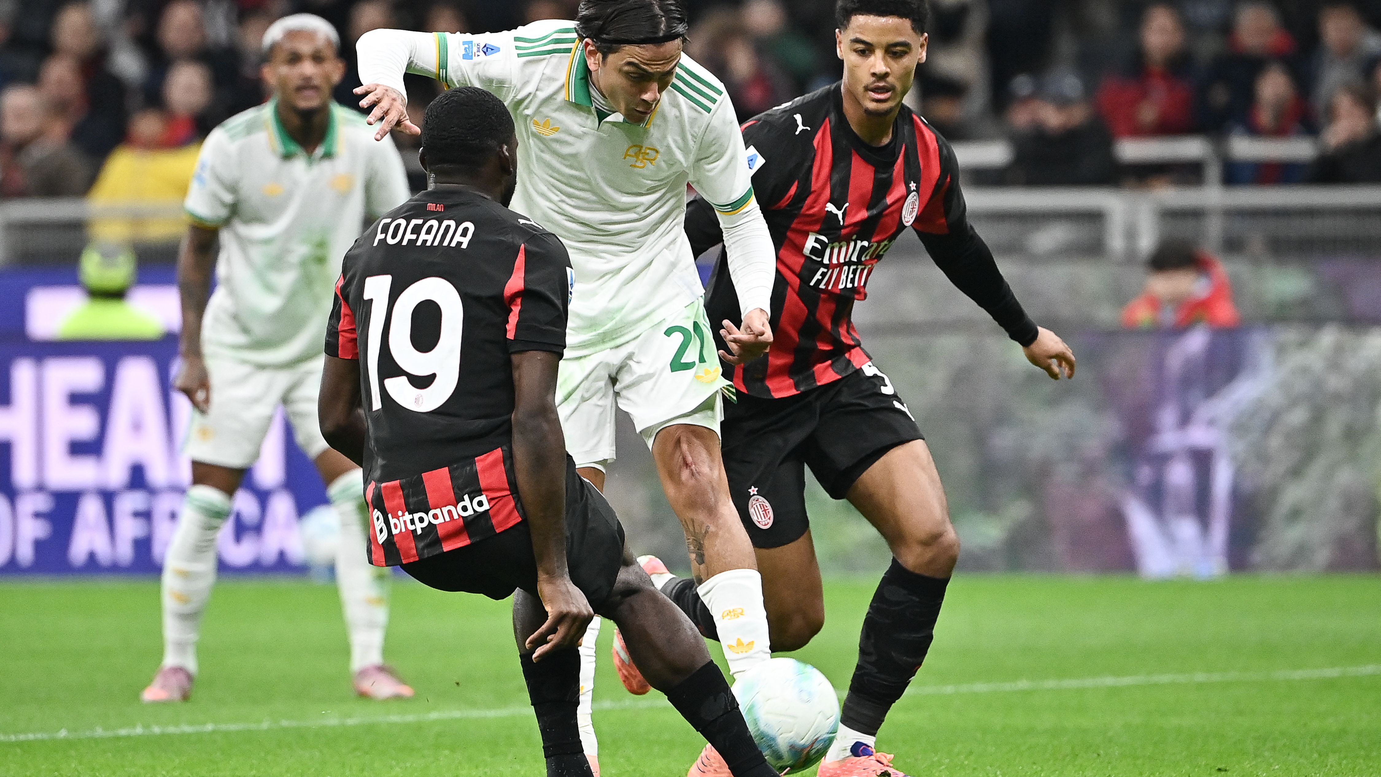 Milan-Roma, la moviola: fallo di mano di Fofana, è rigore